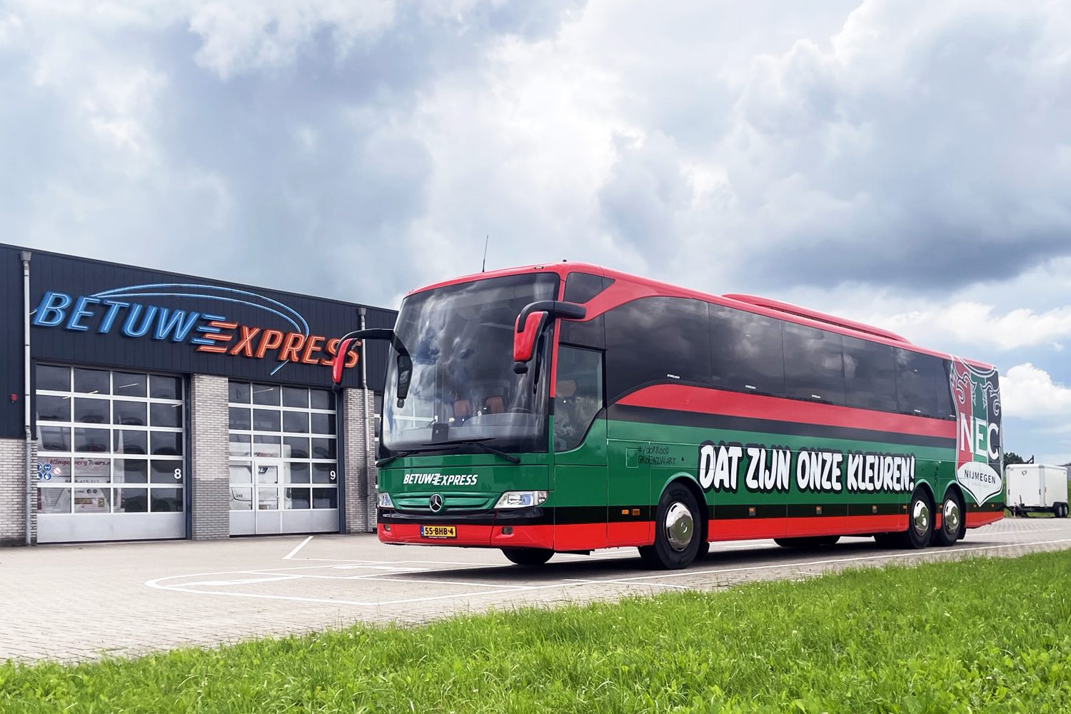 NEC presenteert nieuwe spelersbus